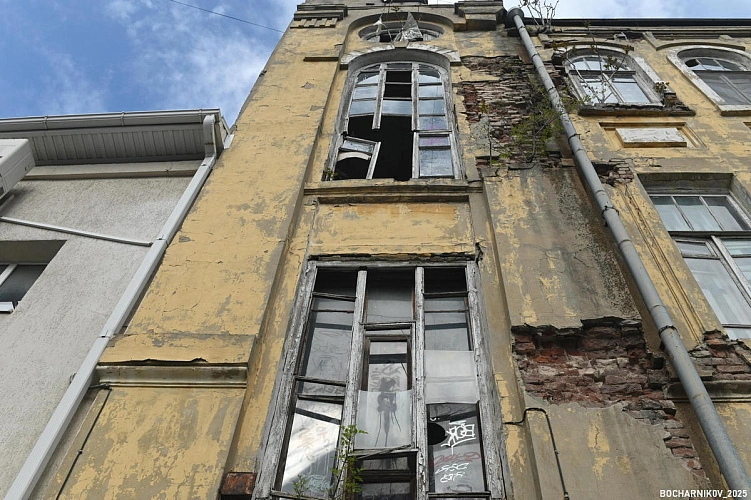В старинный дом в центре Ростова проникли вандалы